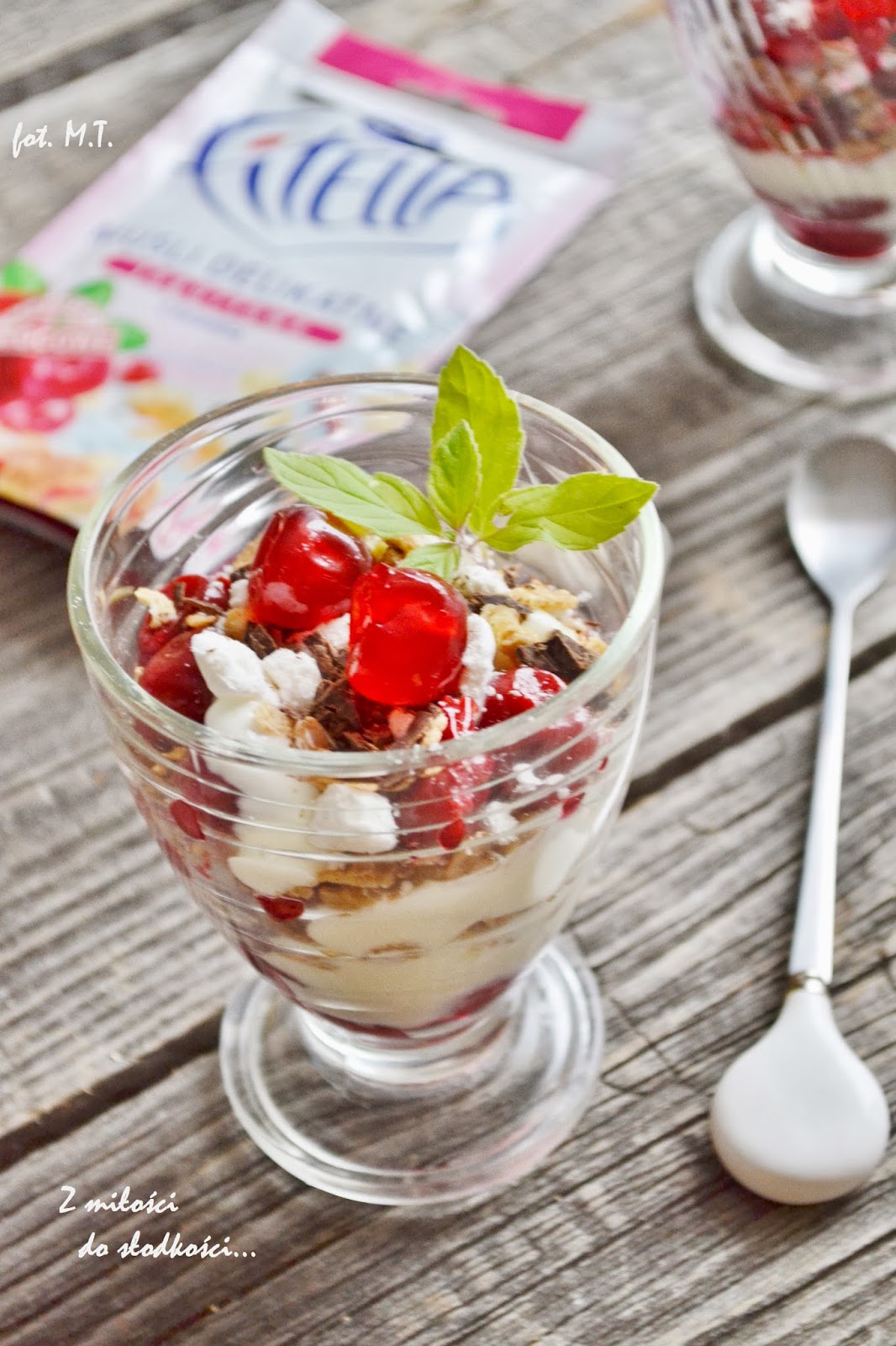 Z miłości do słodkości...: Deser z wiśniami i musli Fitella