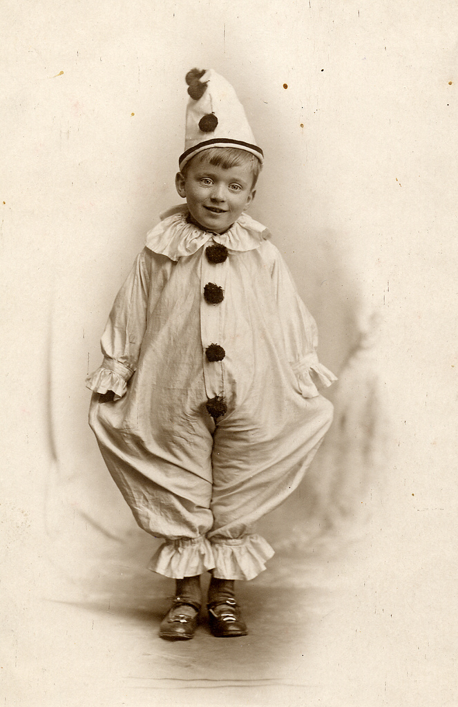 27 Hilarious Vintage Photos of People Dressed in Pierrot from the Early ...