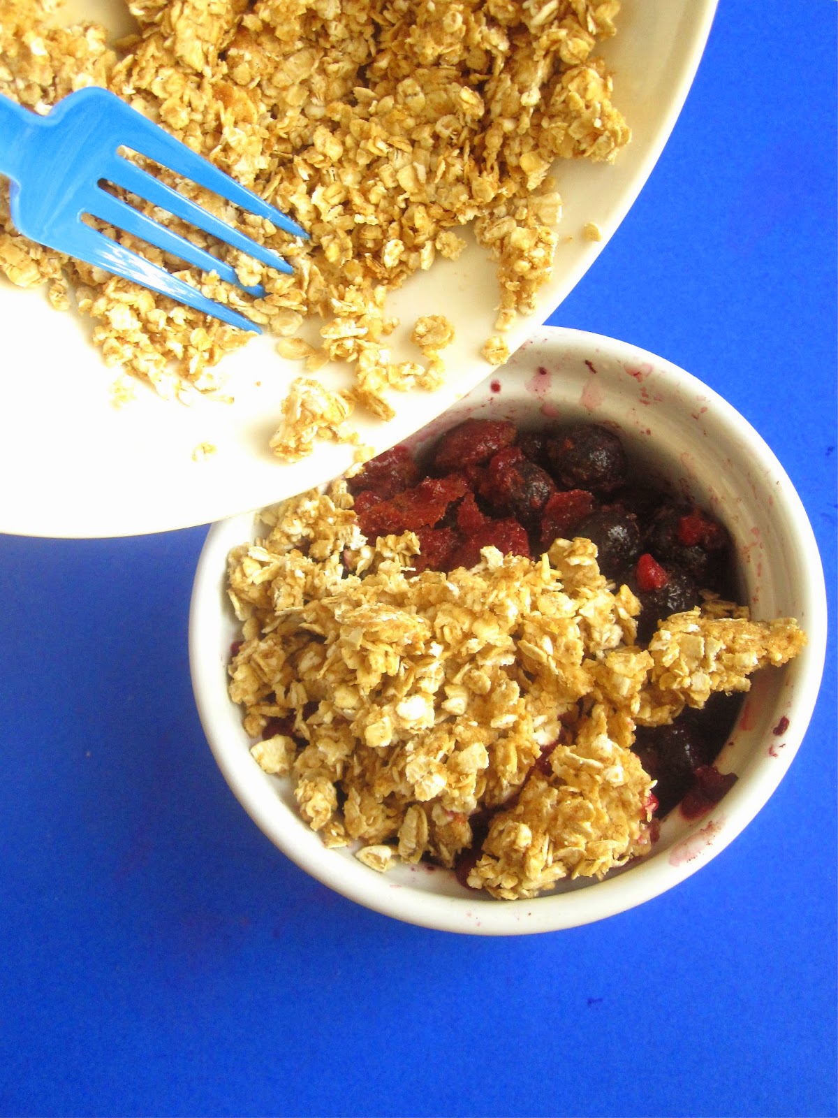 {VIDEO} 5-Minute Skinny Microwave Berry Crisp in a Mug (with sugar-free ...