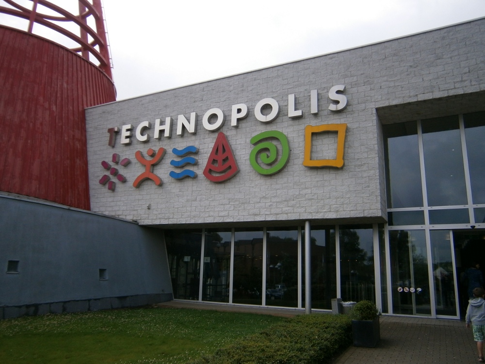 Mama Modus: Technopolis