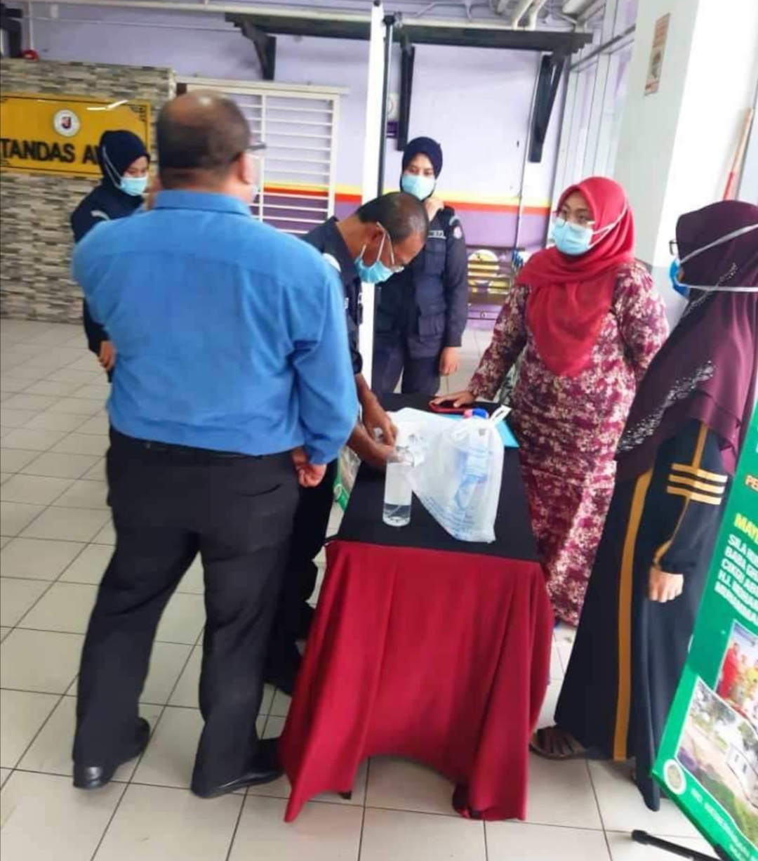 Jabatan Penguatkuasa (JP) MPJ melakukan pemantauan aktiviti mengutip ...