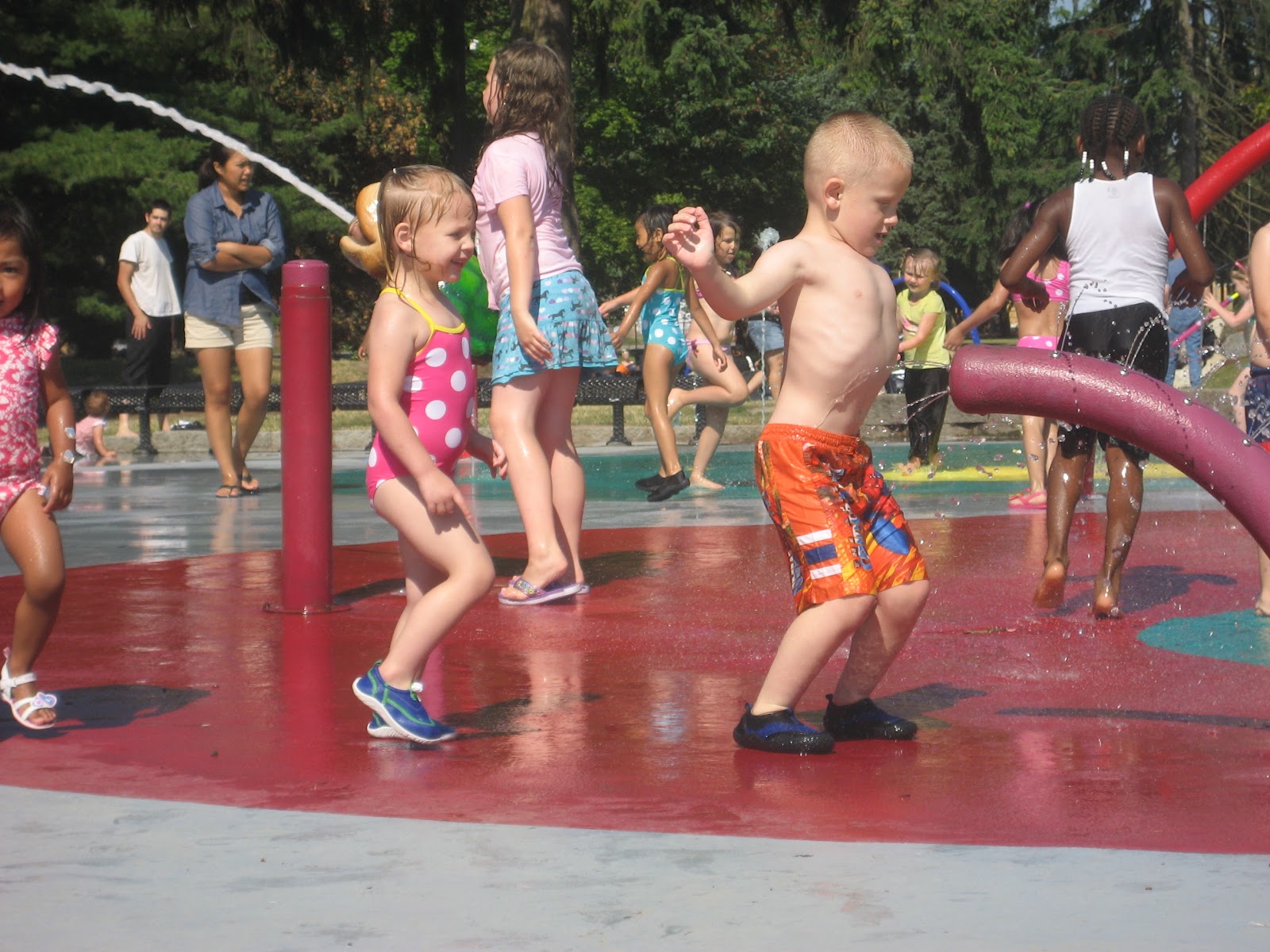 Smelser Family: Splash pad @ Les Grove Park