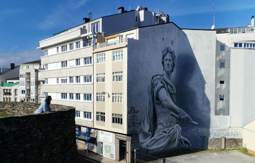 El Mural de Julio Cesar desde la Muralla de Lugo.