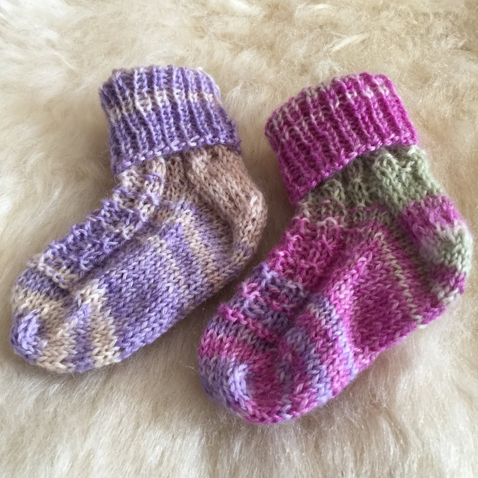 The Woolly Adventures of a Knitting Kitty: Itty Bitty baby socks