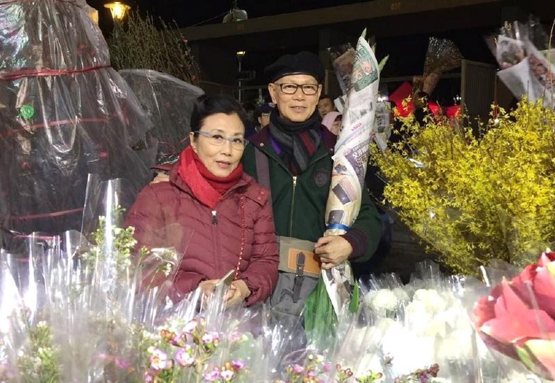 Hacken Lee brings his family to flower market - Asian Media Buzz