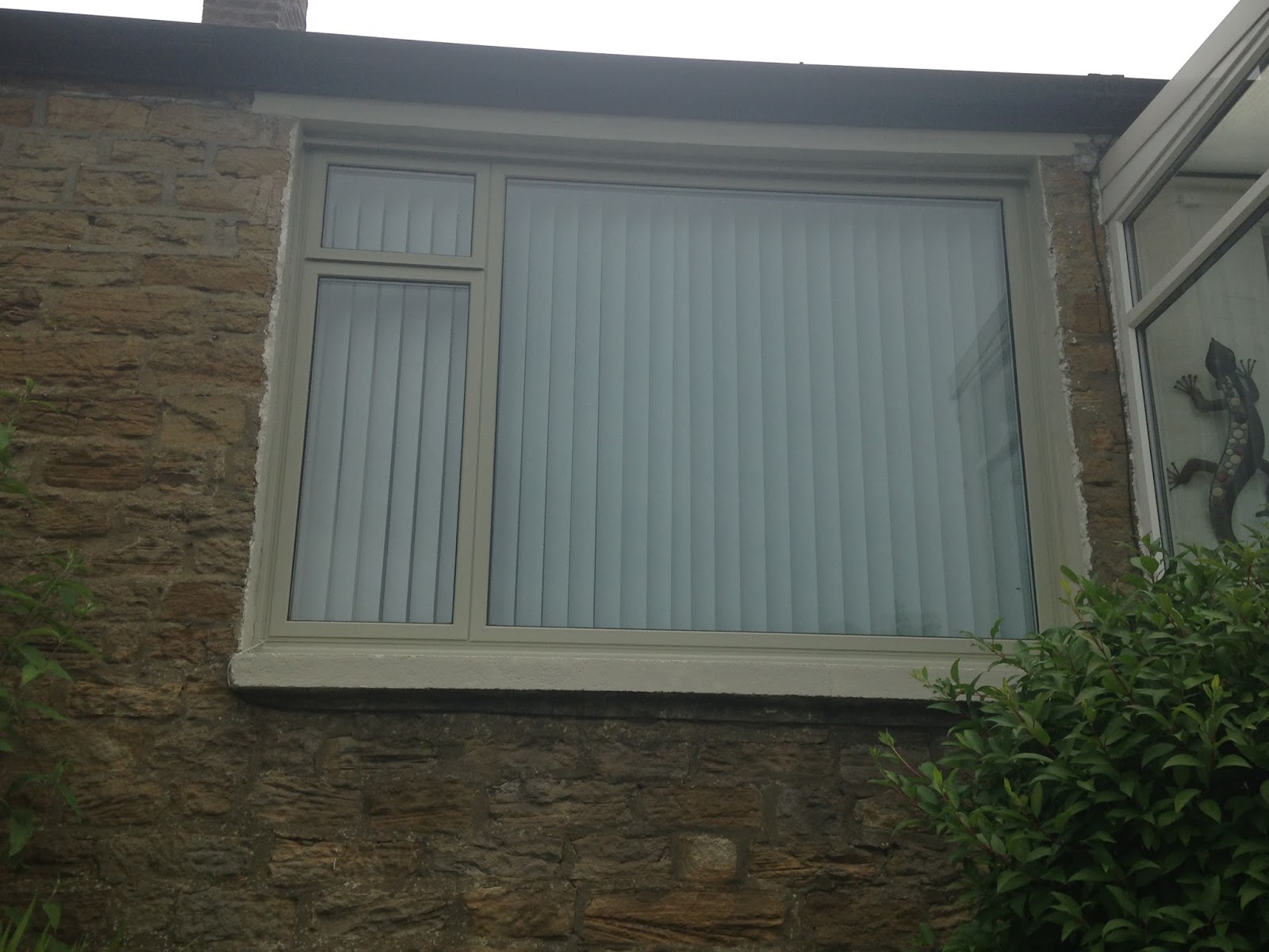 North View Cottage: Painting front cottage windows