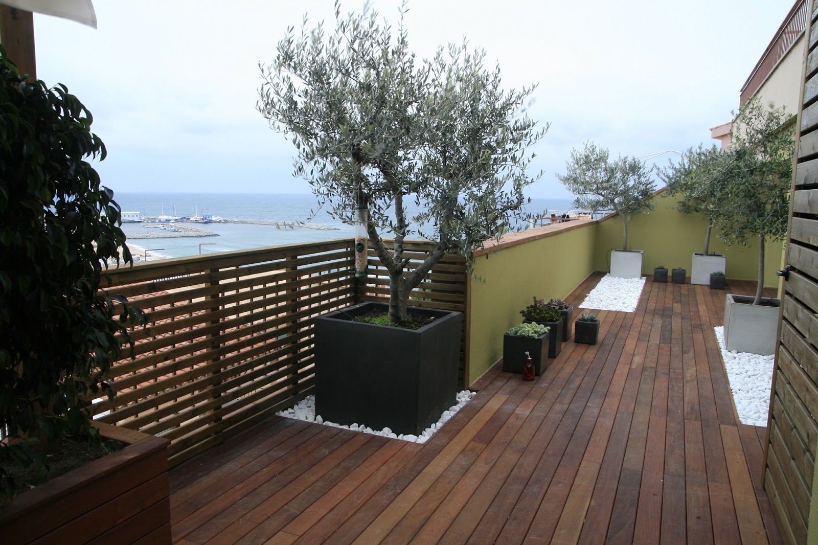 jardinitis: Una terraza con vistas al mar