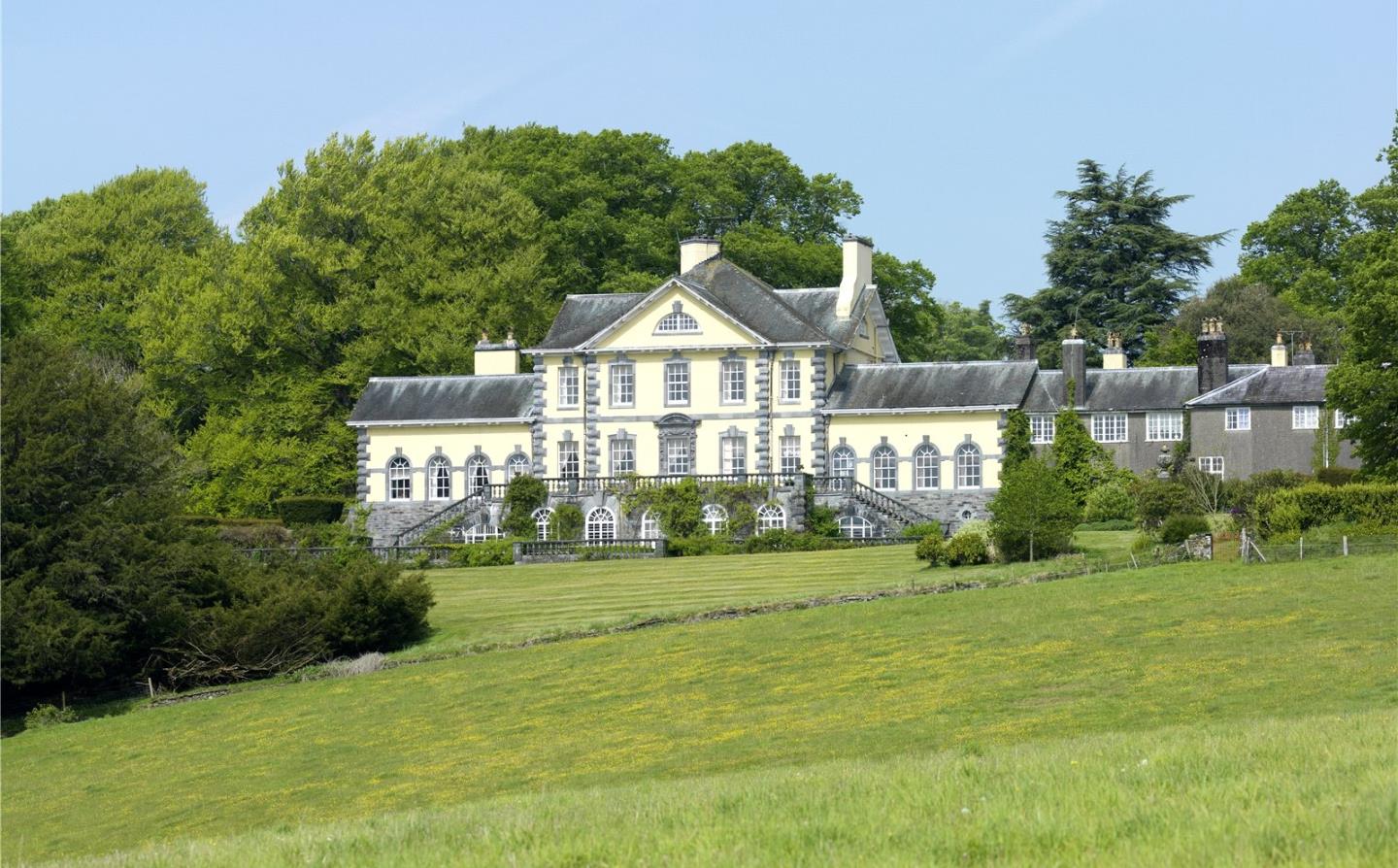 The Designer's Muse: Manor of the Month, Ffynone