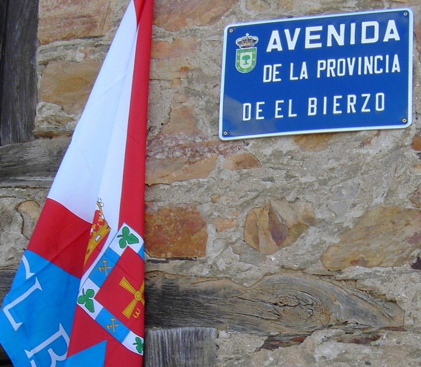 obierzoceibe: LA BANDERA DE EL BIERZO SE LLAMA CRUCEIRA.