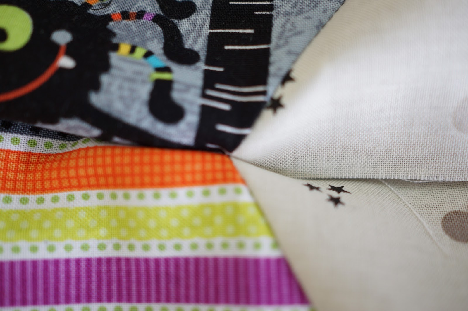 Lo, Ray, & Me: Haunting Hexie Halloween Quilt