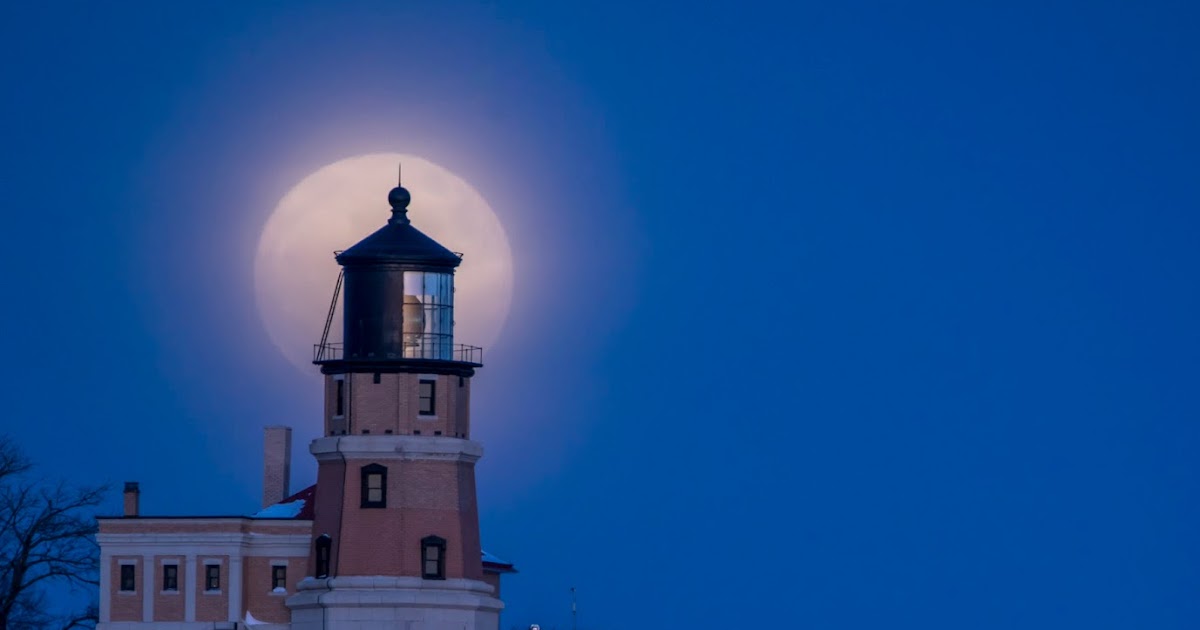 Duluth Harbor Cam: Wolf Moon - Split Rock Lightouse