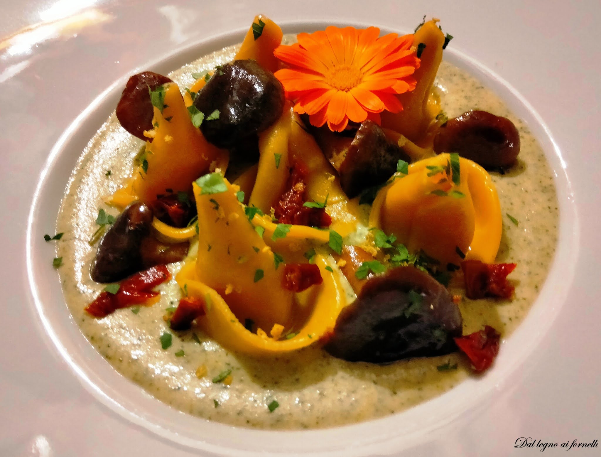 Cappellacci dei briganti con funghi cardoncelli pomodori secchi, su ...