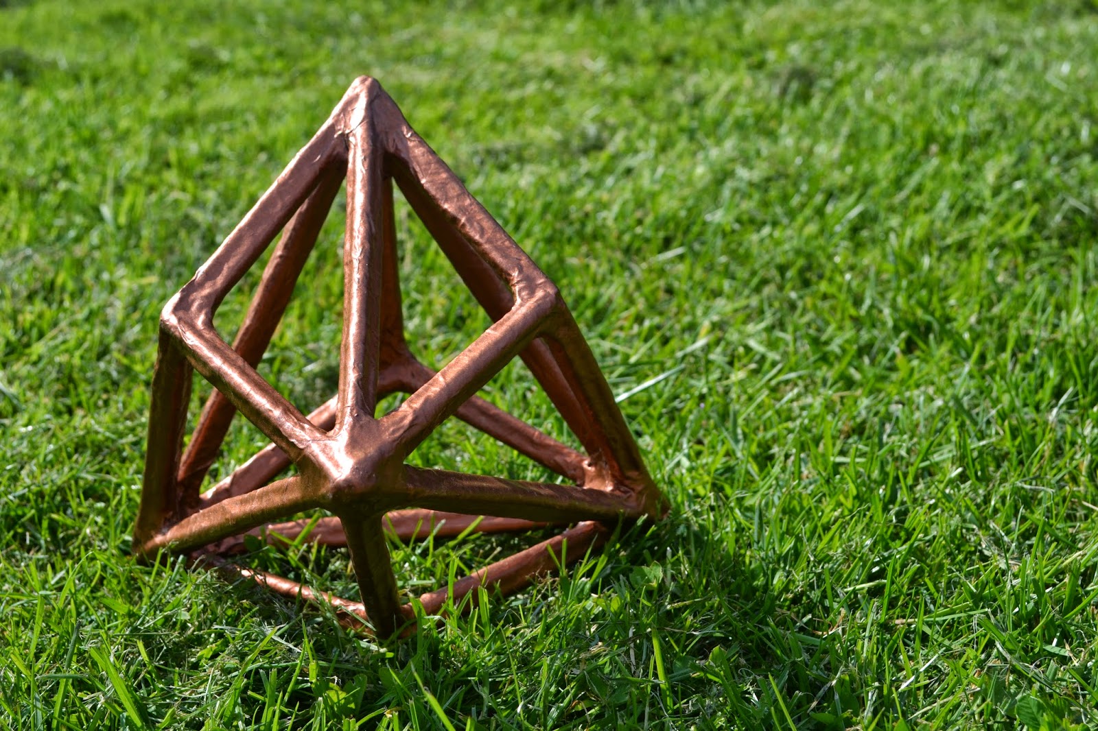 Ralph van Raaij: Driehoekige tetraëder (triakis tetrahedron)