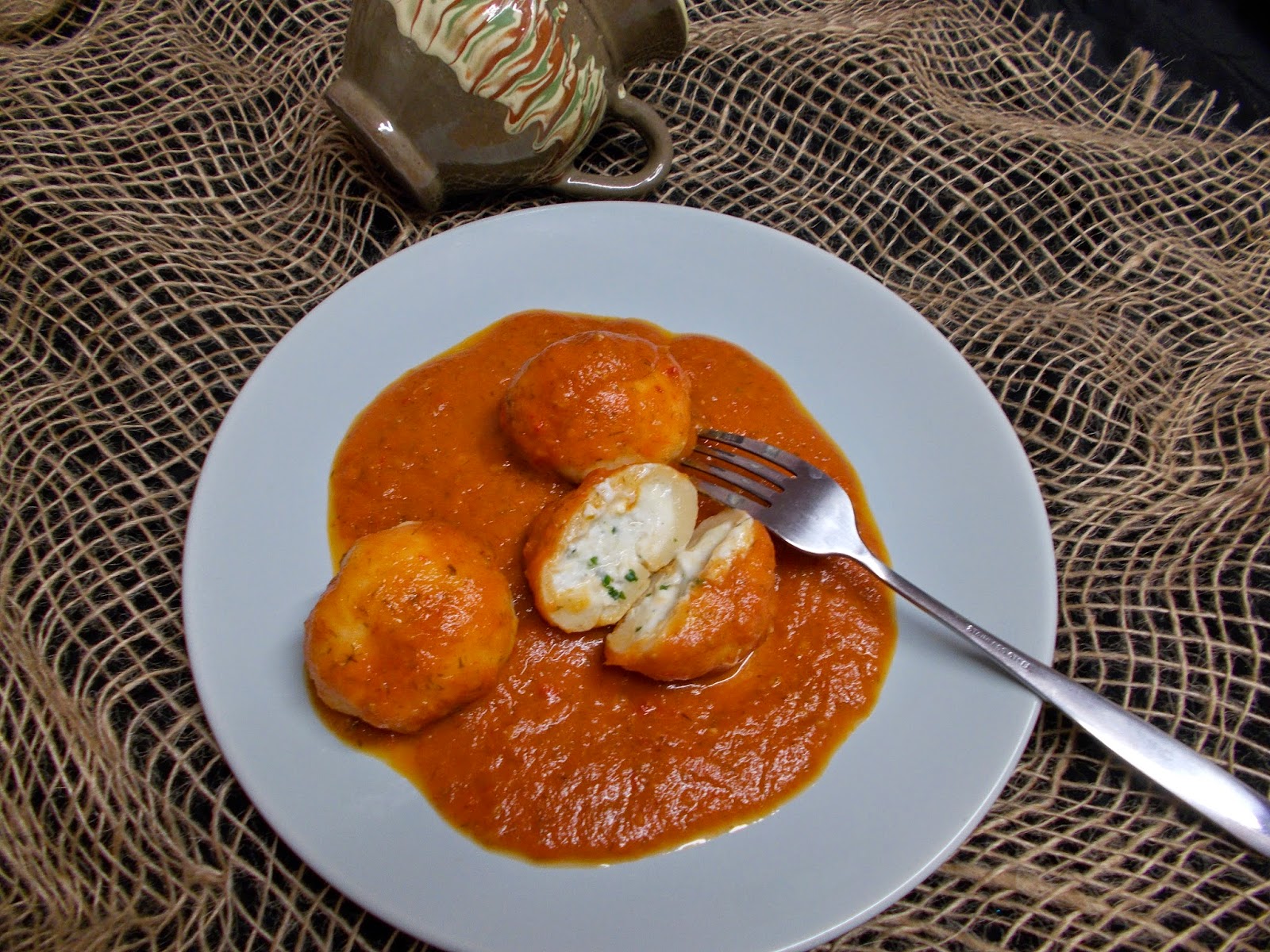 Galuste cu branza si sos de rosii