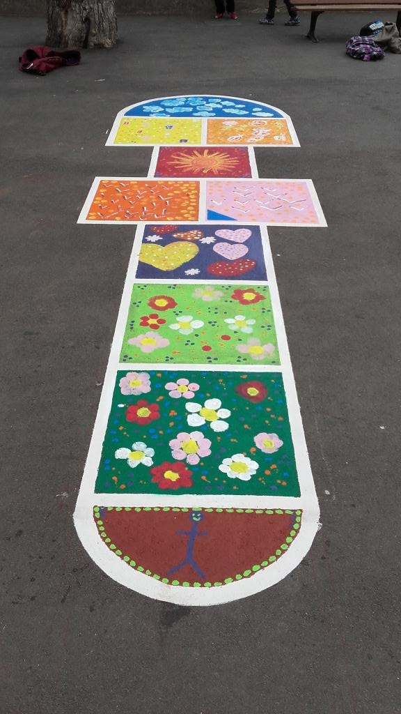 Marelles du Monde, des couleurs dans la cour de l'école de Lagnes.
