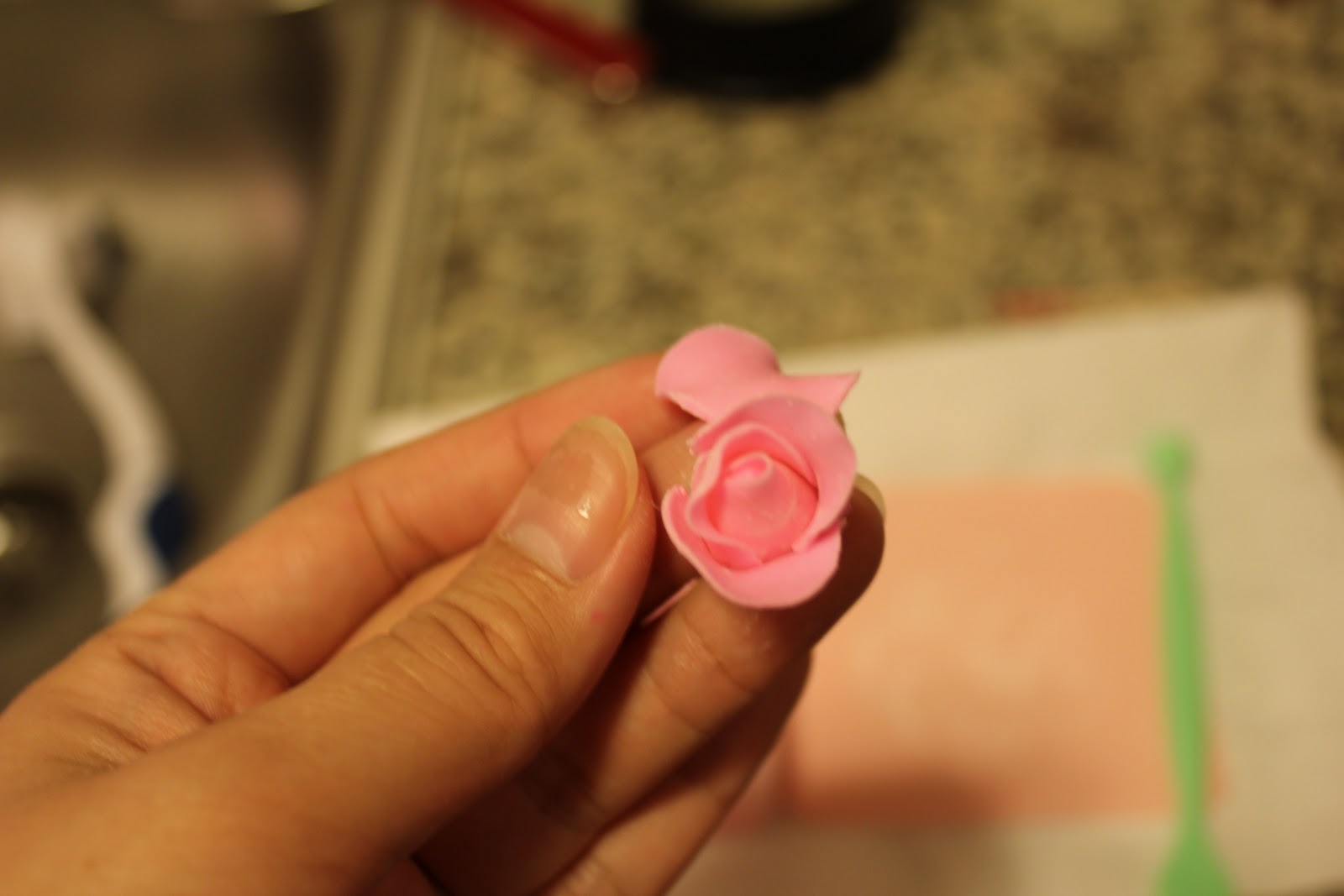 Fondant Roses Tutorial | Gwen's Kitchen Creations