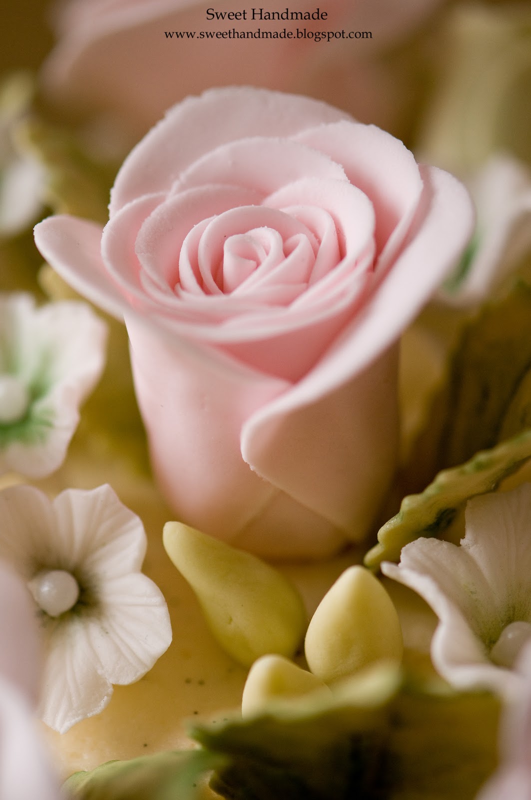 Sweet Handmade Cookies: Gum Paste Roses Cake