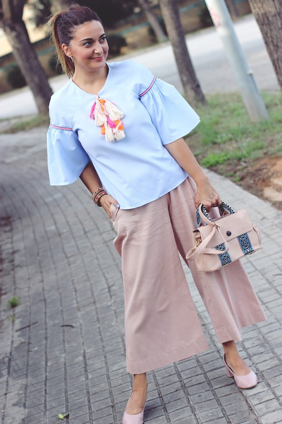 El blog de Renée: Como combinar un top azul con borlas