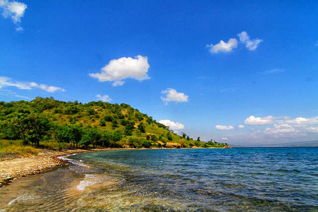 Rasakan Sensasi Ombak Kidal di Pantai Lakey, Sumbawa.