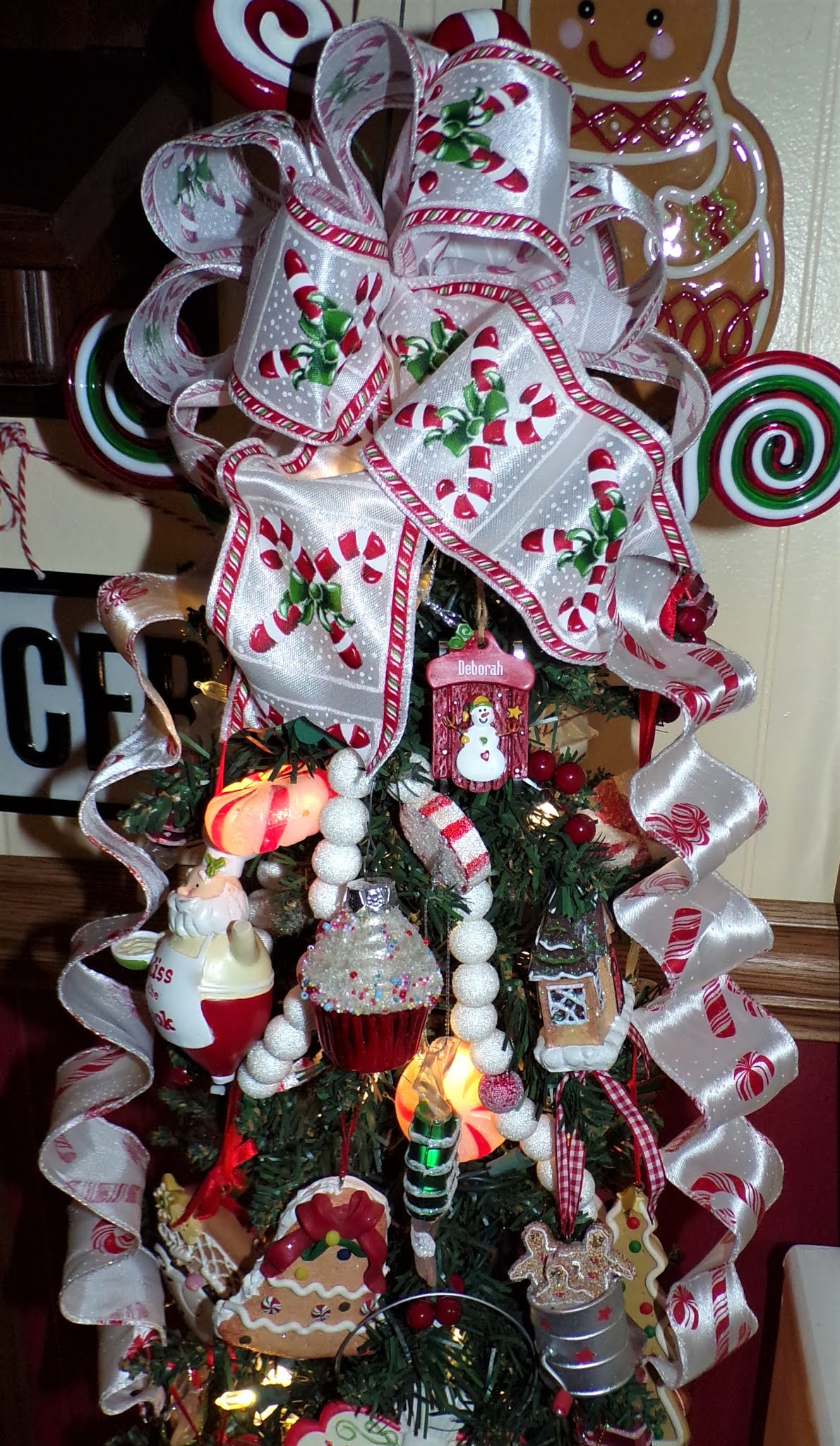 A DEBBIE-DABBLE CHRISTMAS: A Sweet Treat Tree and Hutch in the Kitchen ...