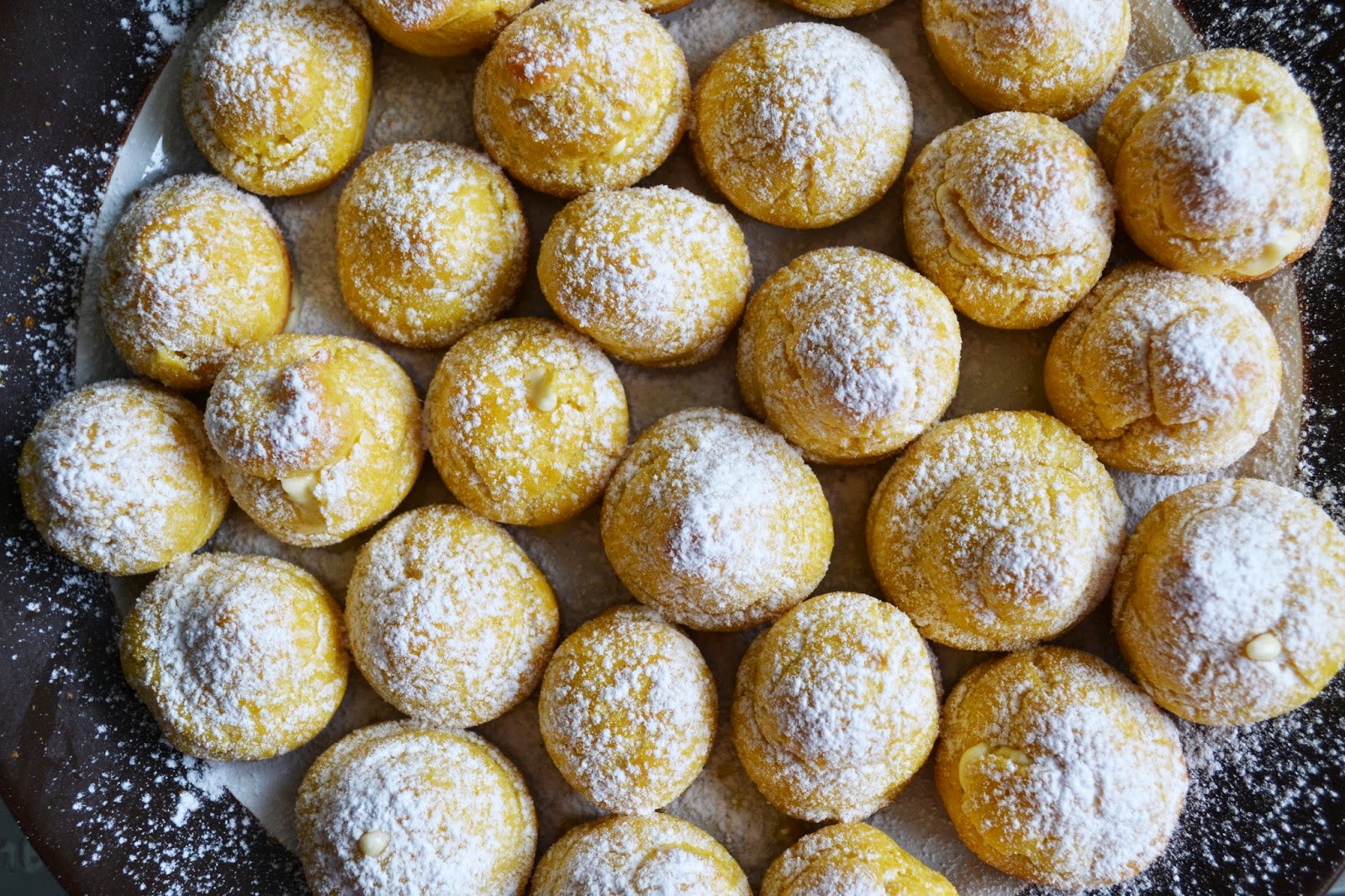 Macadamia & Sal: Profiteroles rellenos con crema de vainilla