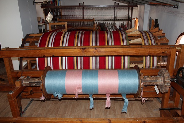 COLECCIÓ DE MÀQUINES MANUALS TÈXTILS PER A TEIXITS AMPLES, A BENILLOBA