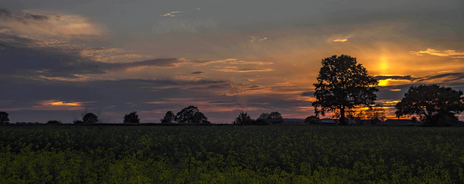 esplaobs: MULTI-LAYERED SUNSET WITH FINE CREPUSCULAR RAYS Taken by Ian ...