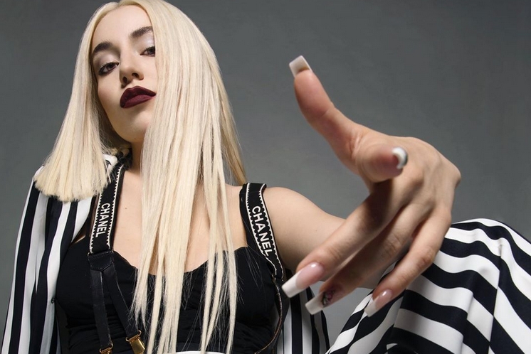 Ava Max surpreende com o poderoso single “Who’s Laughing Now” e anuncia ...
