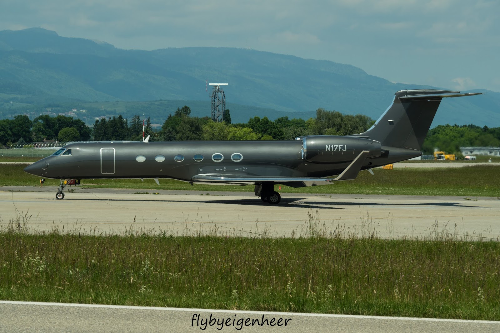 FLUGZEUGE Privatjets etc: N17FJ Gulfstream G-V GLF5 > Montana Aerospace
