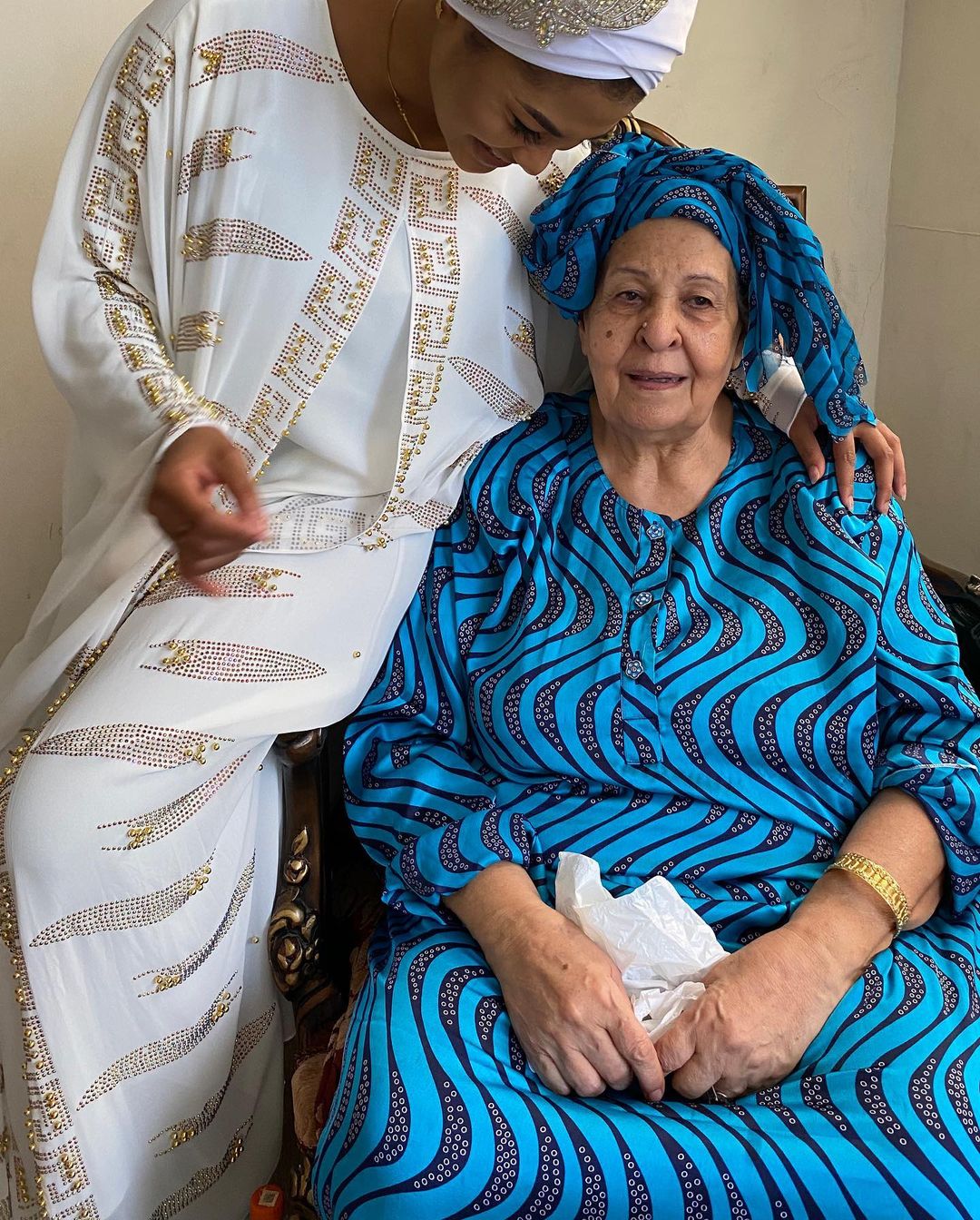Grandmother : Photo of Habiba Sinare and her grandma