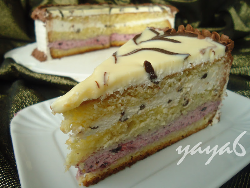 Tort cu frisca ,ciocolata si fructe de padure