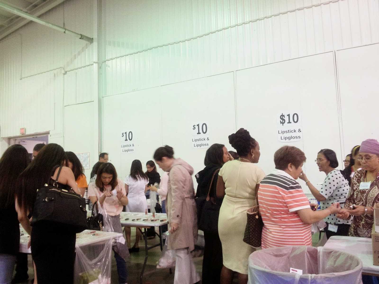 VivreChic: M.A.C, Estée Lauder... Warehouse Sale!