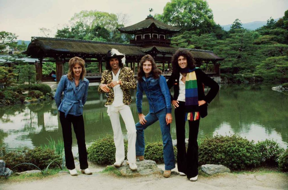 34 Candid Color Photographs of Queen’s First Visit to Japan in 1975 ...