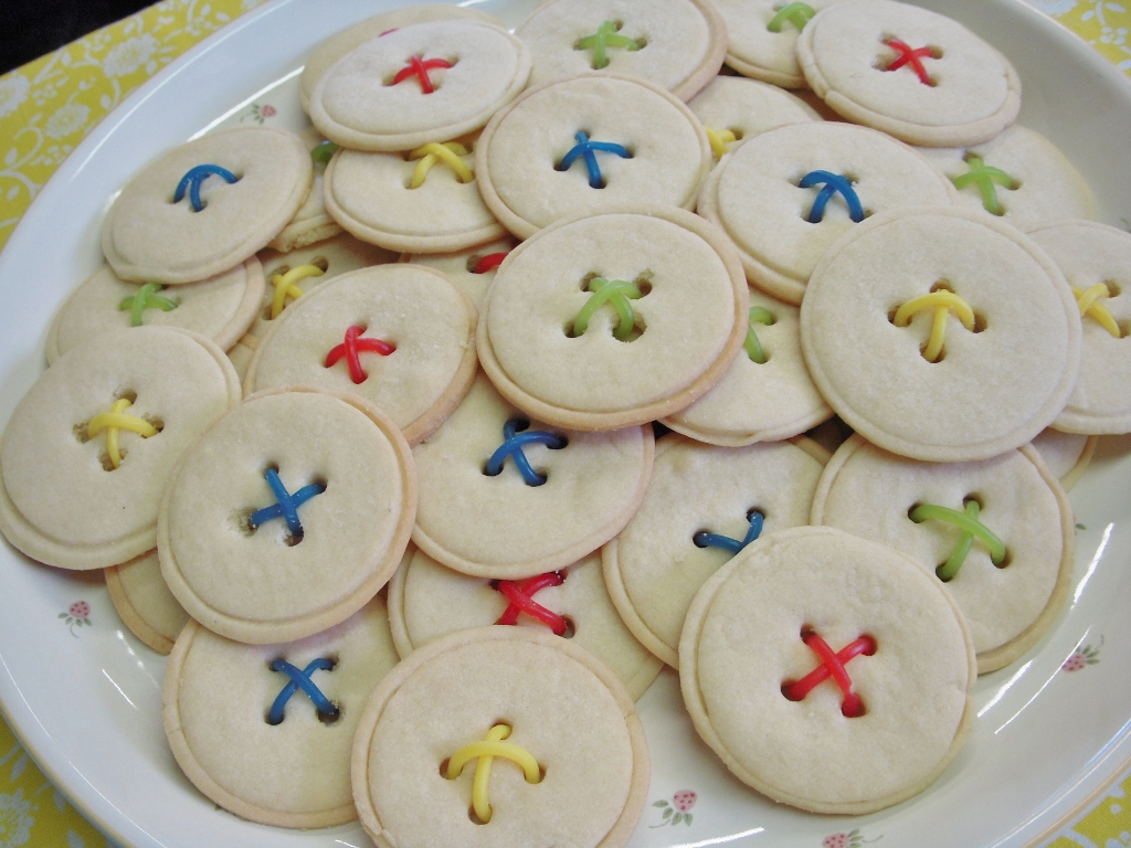Fat Quarters Quilt Shop: Button Cookies...