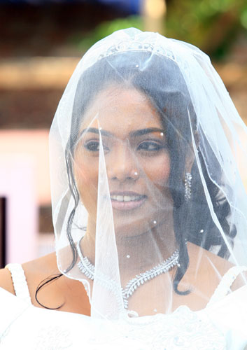 Singer Sayanora Wedding Pictures | CelebritiesCouples