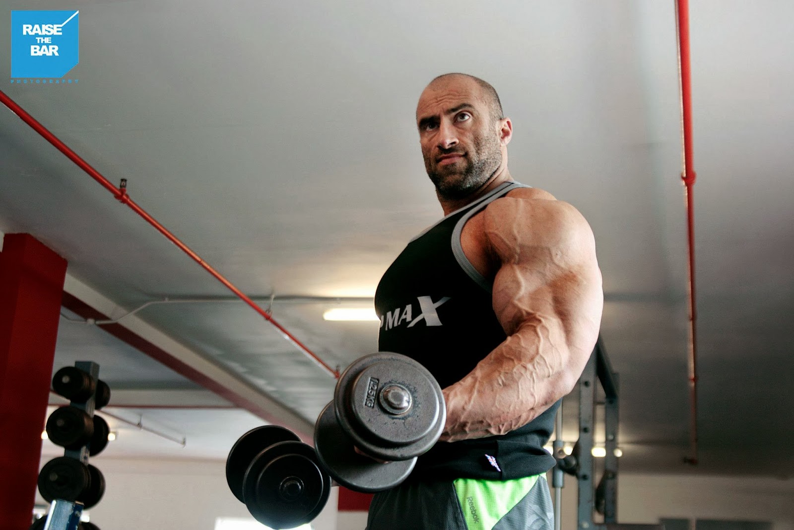 Muscle Lover: Daz Ball in the gym