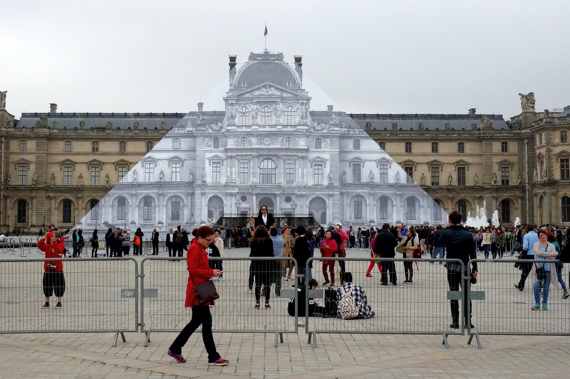 Street Art : JR fait disparaître la pyramide du Louvre - Paris 1 ...