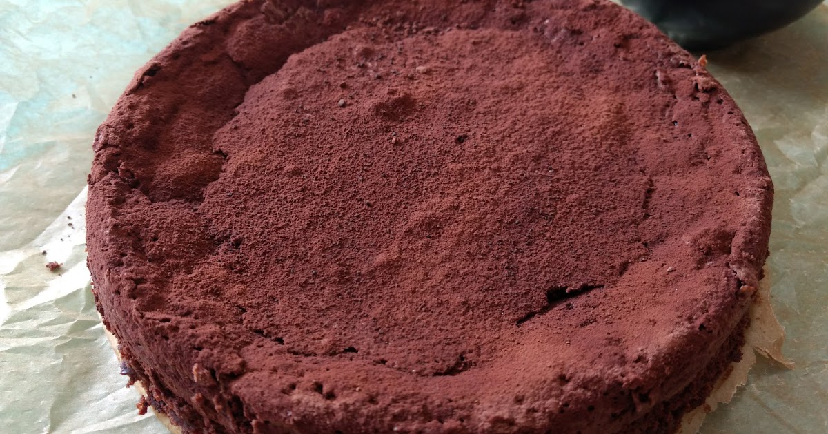 Ingezakte chocolade-amarettotaart met room met verkruimelde amaretti