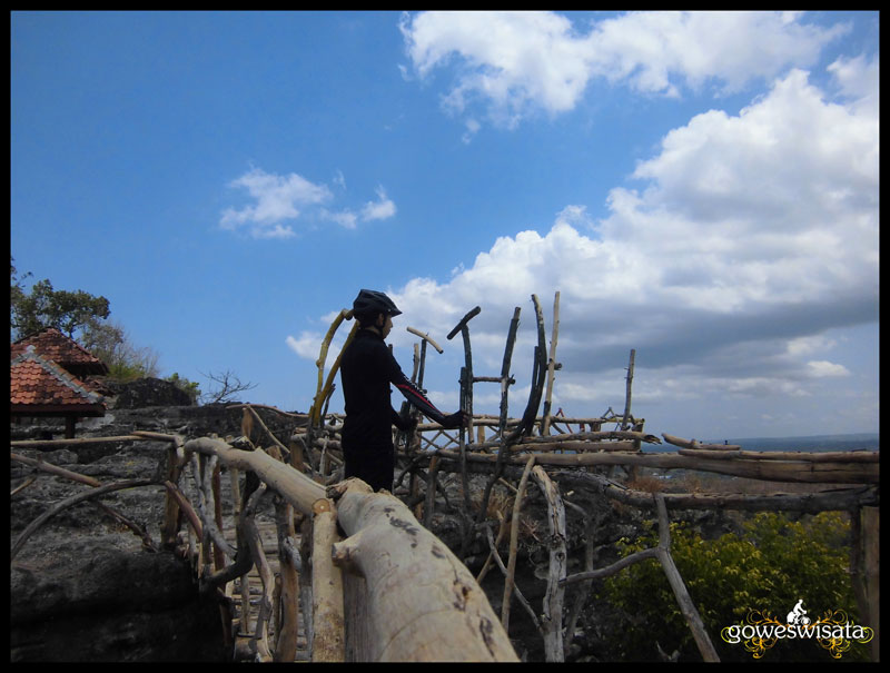 wisata: BUKIT TOMPAK, PIYUNGAN