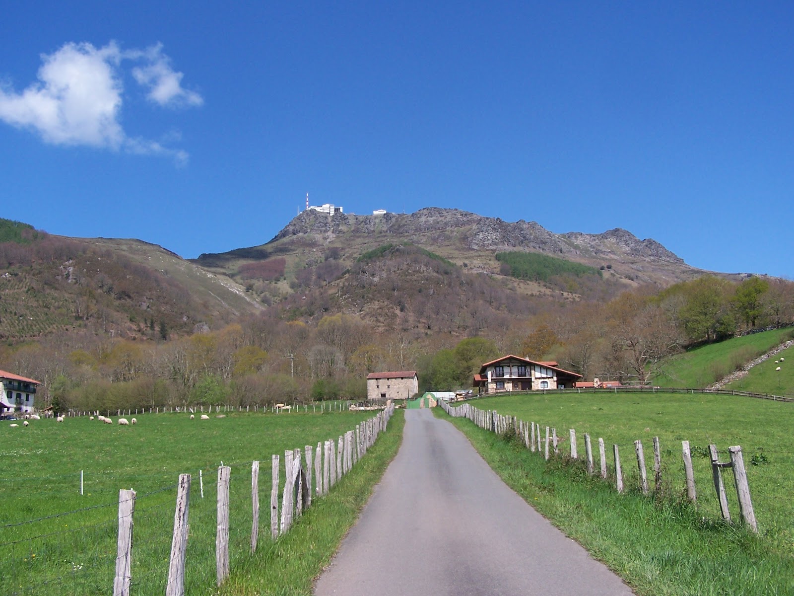 TURISCAPADAS: ¡SUBIMOS A LARRUN!