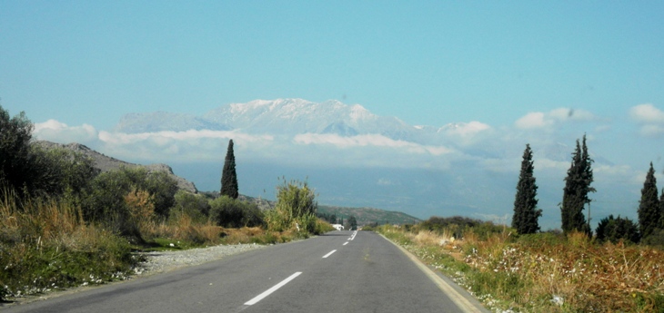 ΤΑΞΙΔΙΑ ΜΕ ΕΝΑΝ ΕΥΡΥΓΩΝΙΟ: ΧΑΙΡΩΝΕΙΑ, ΔΑΥΛΕΙΑ, ΤΙΘΟΡΕΑ