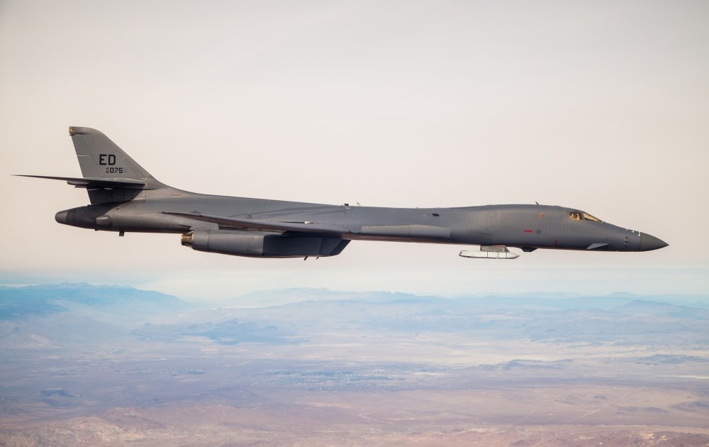 B-1 Bomber Flies For The First Time With An Externally Mounted Cruise ...