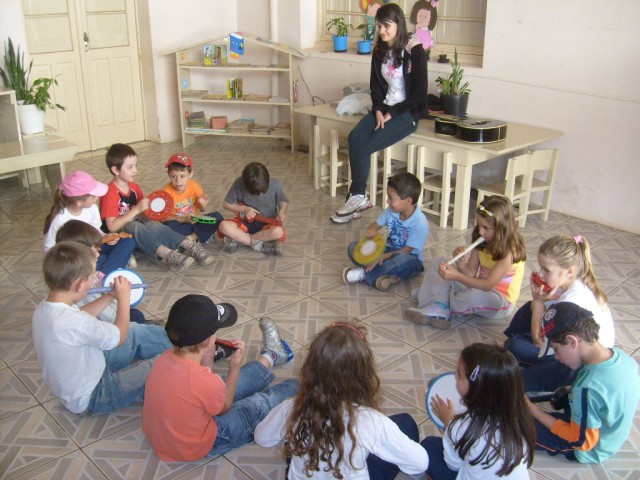 As múltiplas linguagens na Educação Infantil: Linguagem Musical As múltiplas linguagens na Educação Infantil: Linguagem Musical