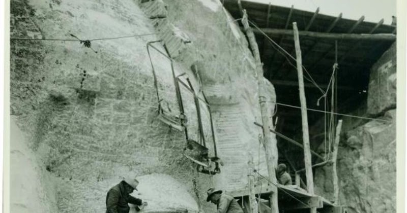 Mount Rushmore and Brave Workers: 20 Amazing Photographs of the Mount ...
