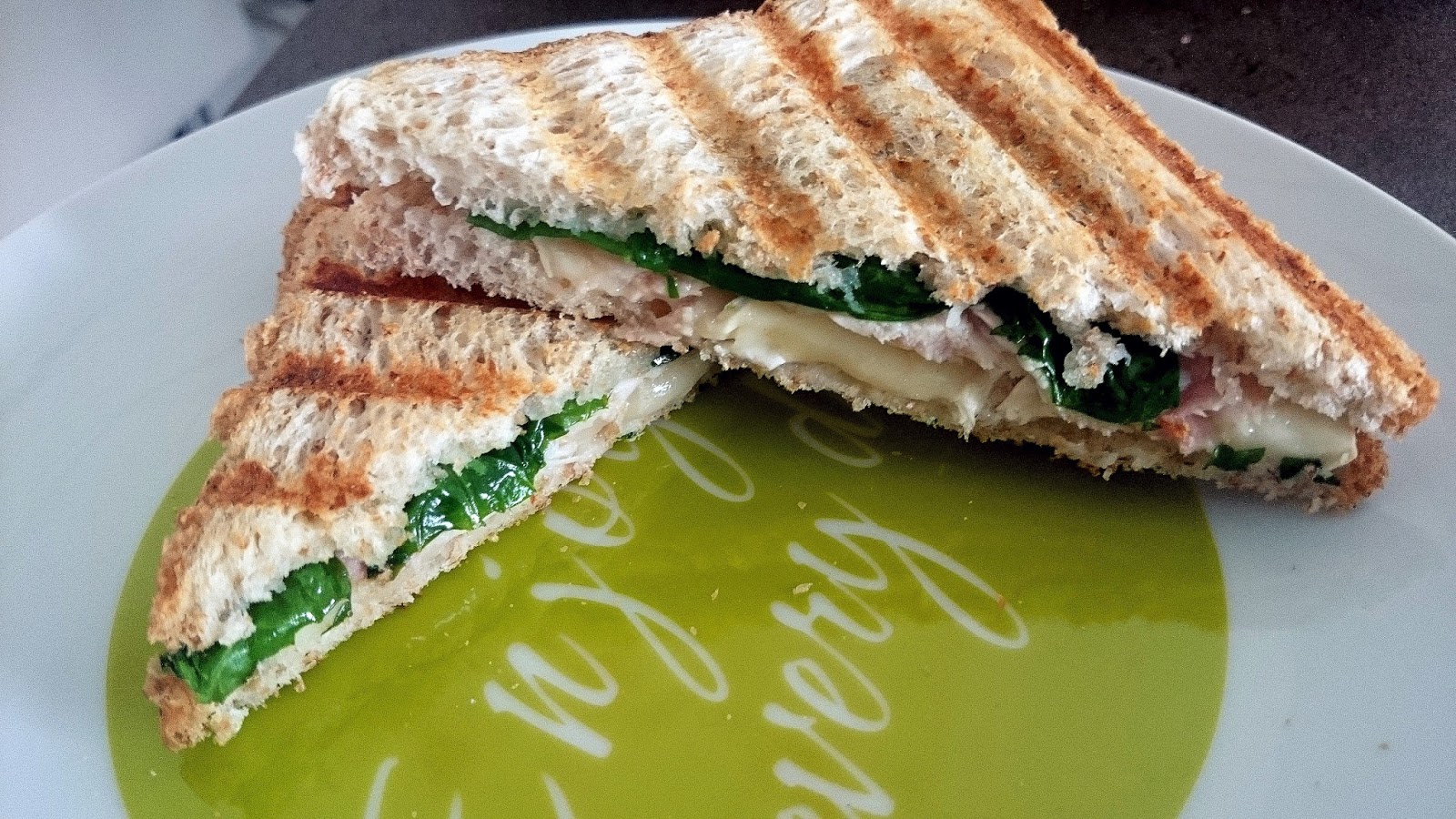 Cook&Love: Tosty z camembertem, kurczakiem wędzonym i szpinakiem