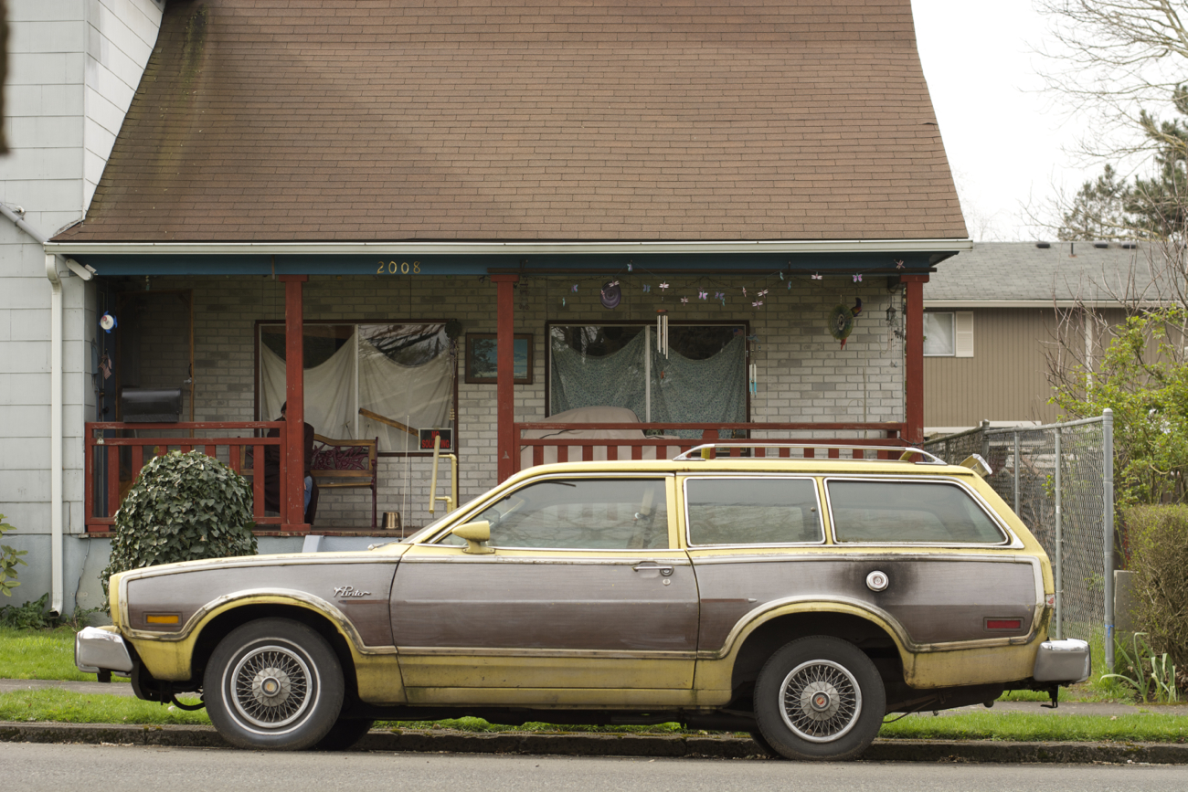 OLD PARKED CARS.: 1976 Ford Pinto Squire.