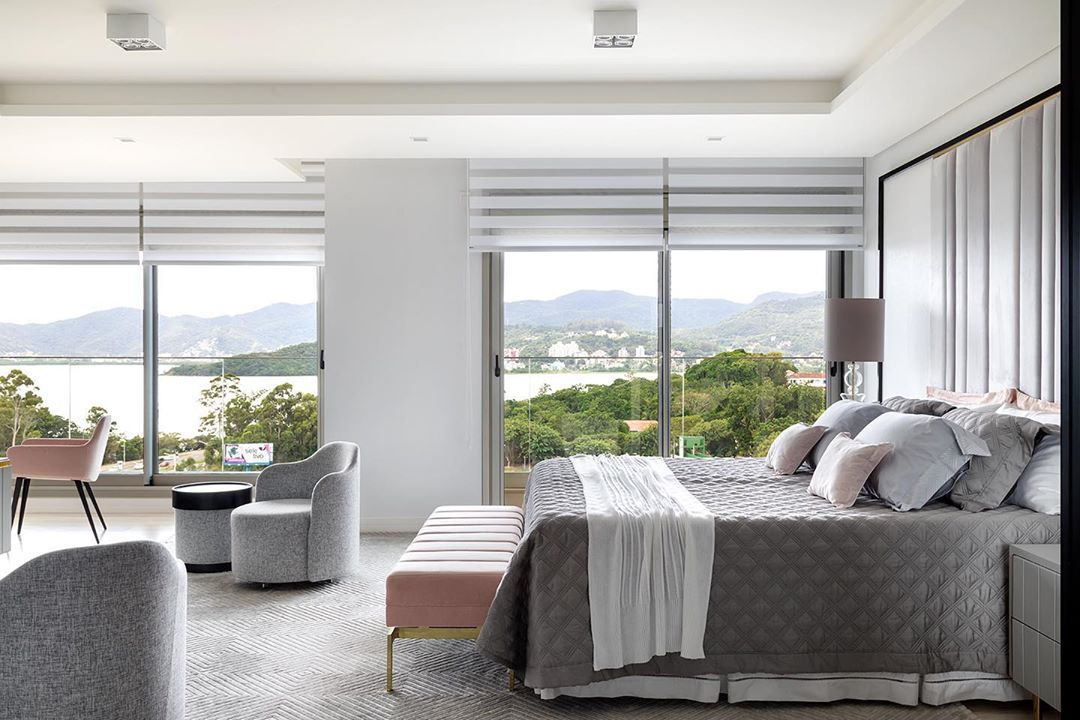 Quarto de casal integrado ao closet por portas espelhadas; cinza, rosa ...