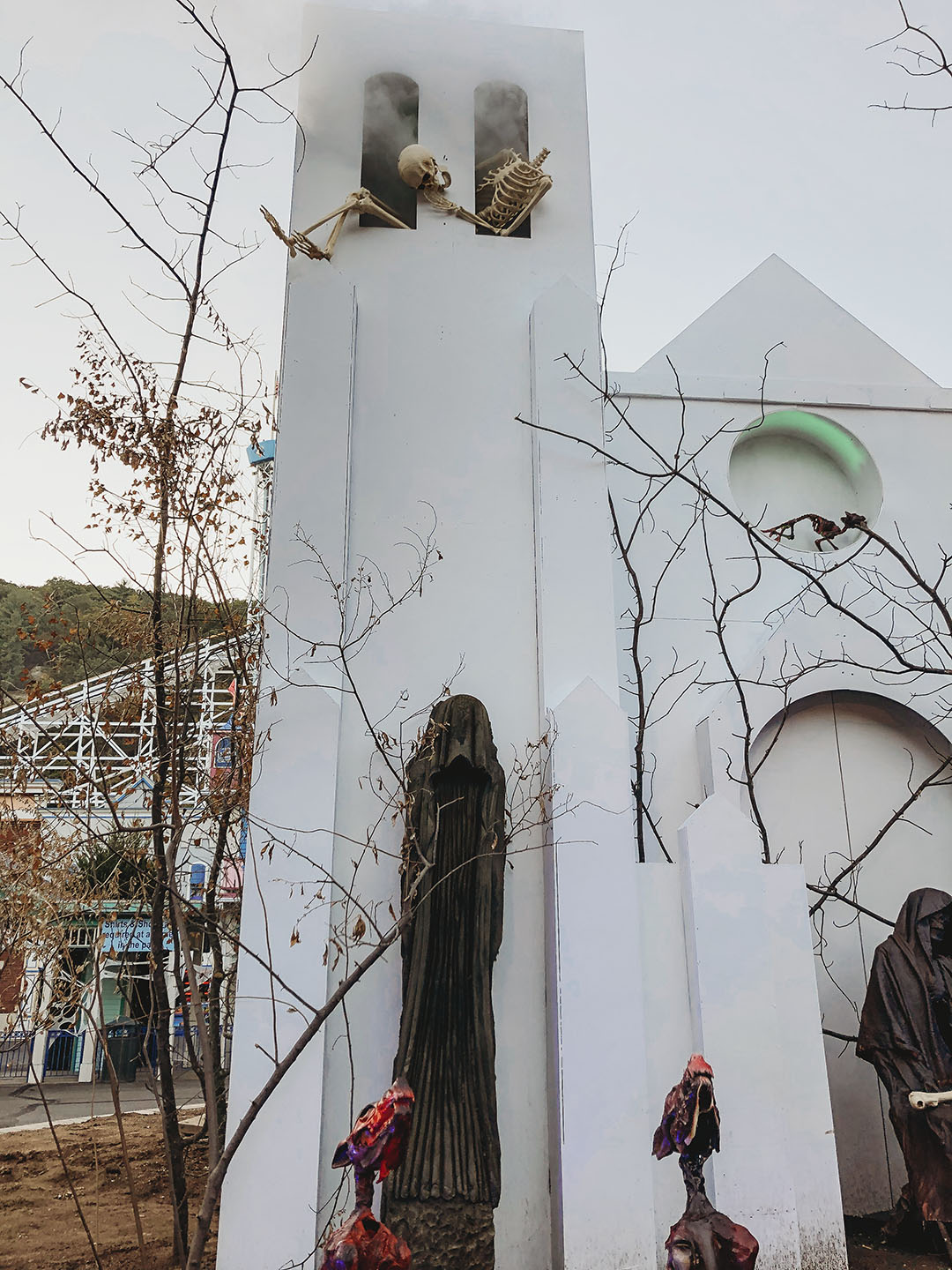 The Haunted Graveyard at Lake Compounce | XO | Noelle