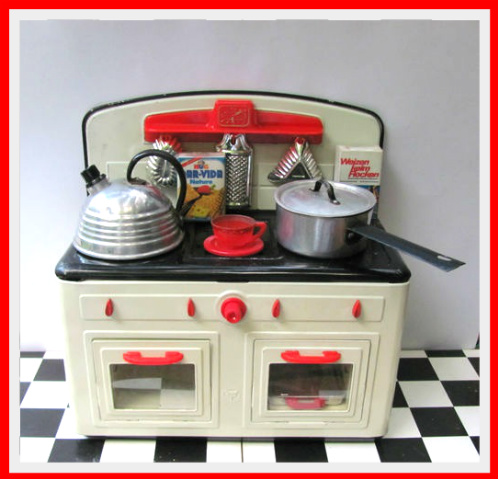 Zetta's Aprons: I Heart Vintage Tin Toy Kitchens!
