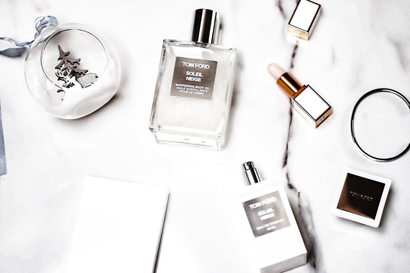 Tom Ford Soleil Neige : Bergamote et Graines de Carotte, Posés sur Un ...